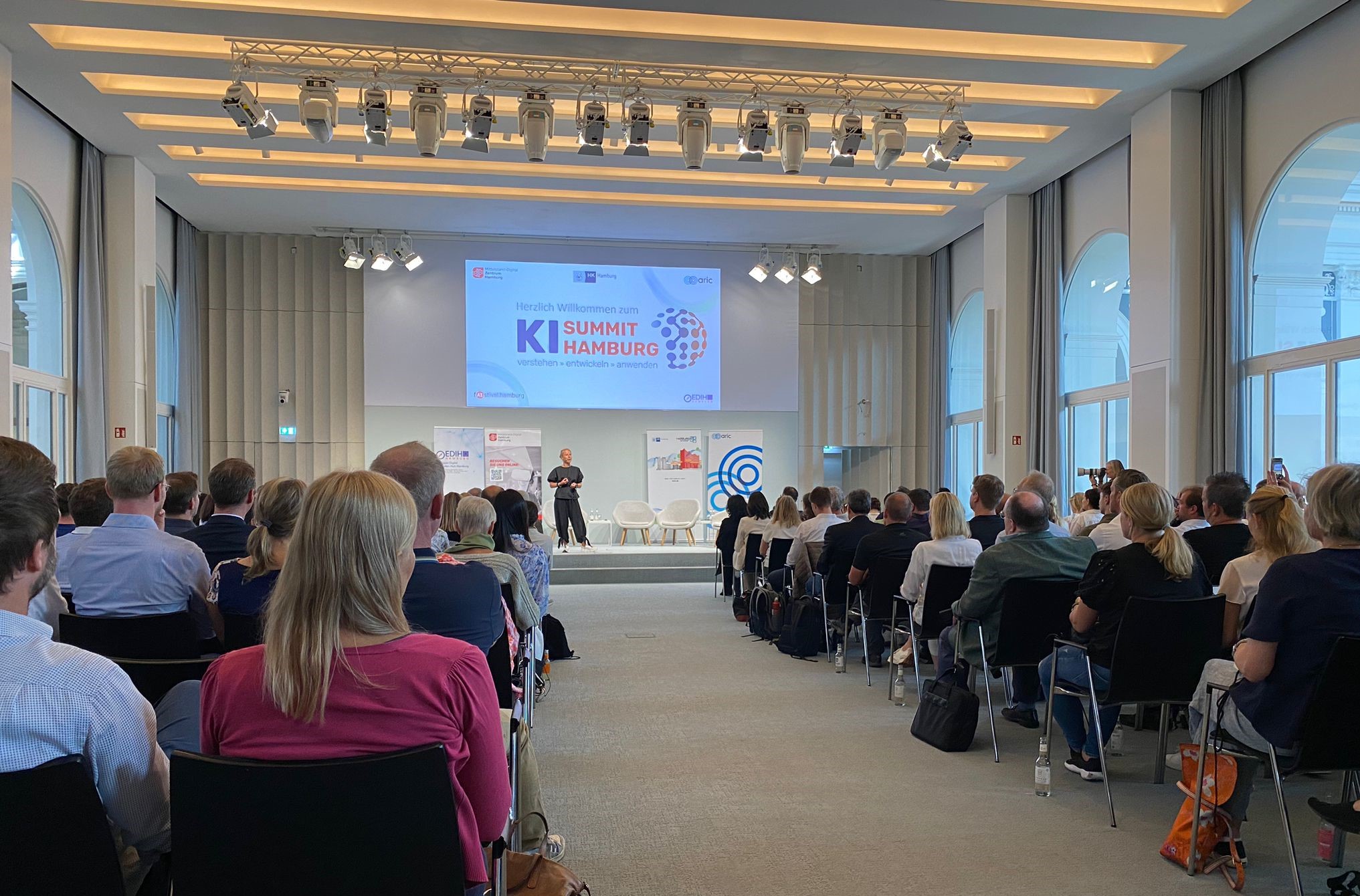 KI-Summit 2024: Vertrauen in künstliche Intelligenz lohnt sich | News | Hamburg Business